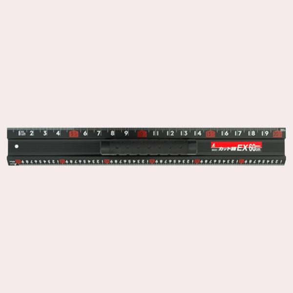 【商品概要】全長(mm)：625 幅(mm)：88 厚さ(mm)：68 呼び寸法(mm)：600 目盛精度(mm)：±0.28 真直度(mm)：0.32 目盛　測定面：cm目盛　カッティング面：尺相当目盛尺相当とcmの併用目盛 長さの許容差...
