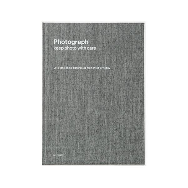 【商品概要】素材：レーヨン（ASのみレーヨン・麻）生産国：日本サイズ：横215×縦297×背幅15mm仕様：粘着台紙（ブラック）10枚/L判サイズ写真60枚貼付可能付属品：ビニールカバー付き【商品説明】布張りの表紙に、シンプルなタイポグラフ...