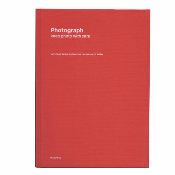 【商品概要】素材：レーヨン（ASのみレーヨン・麻）生産国：日本サイズ：横190×縦264×背幅15mm仕様：粘着台紙（ブラック）10枚/L判サイズ写真40枚貼付可能付属品：ビニールカバー付き【商品説明】布張りの表紙に、シンプルなタイポグラフ...