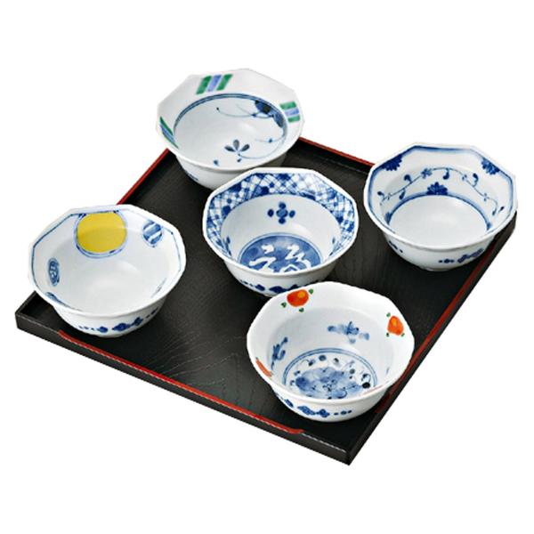 【商品概要】サイズ:小付/φ8.5×H4.5cm 盆/21×21×H1.5cm本体重量:800g素材・材質:器/磁器 盆/ABS 樹脂原産国:日本容量:器/125mlセット内容:小付×5個 盆×1個【商品説明】【商品詳細】ブランド：西海陶器...