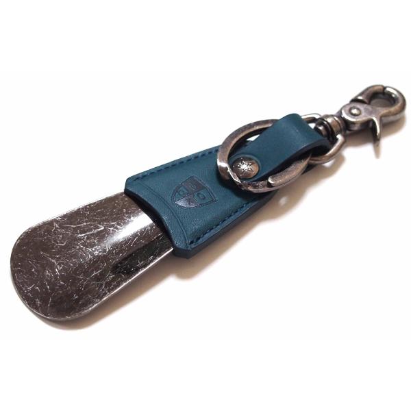 【商品概要】サイズ：約15cm（ナスカンまで）×3.5cmタンニン鞣しの牛ショルダー皮革を使用した豪華な手持ちシューホーン。VINTAGE感のある細かいクラック模様。ピューターバレルメッキを施しなめらかな手触りで滑りもよく使いやすい。適度な...
