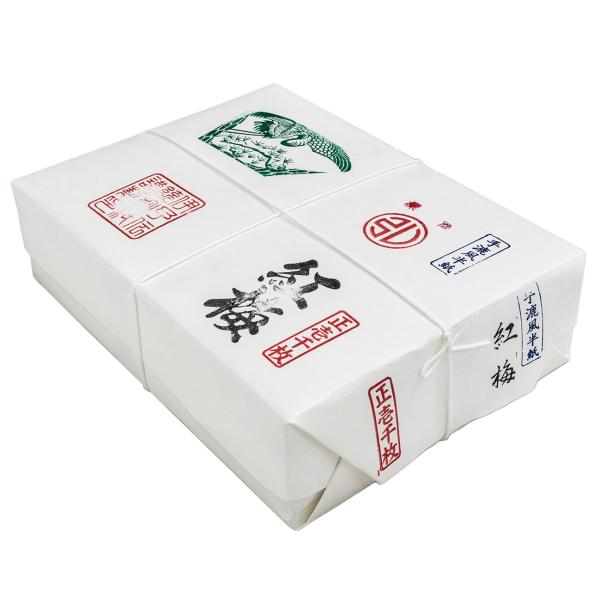 【商品概要】愛媛県伊予地方で生産された、国産の高級書道半紙です。手漉き風の自然な質感が魅力で、墨を含んだ筆が紙に触れるたび、柔らかく美しいにじみが広がります。にじみ具合は程よく、濃淡や筆致の表現に奥行きを与えてくれます。墨色の発色も良好で、...