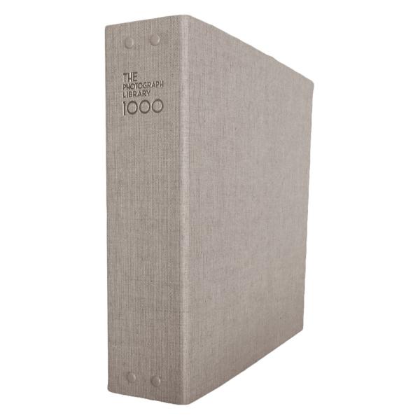 【商品概要】【サイズ】H32×D34×W8cm 【重量】2.9kg【材質】上質紙 【カバー材質】布地【生産国】日本【写真収容枚数】L判写真1000枚(タテヨコポケット台紙125枚付属)【その他】大量写真整理の決定版! 1冊でいっきに1000...