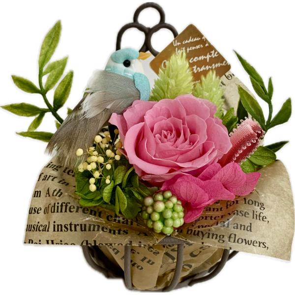【商品概要】【大きさ 高さ約１０ｃｍ ｘ 横幅約８ｃｍ 】【商品説明】枯れないお花、プリザーブドフラワーのバラと小鳥をアレンジした可愛い手のひらサイズのアレンジです。 こぶりで、どこにでも飾りやすい大きさです。 小鳥は、ブルー、ピンク、イエ...