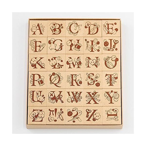 【商品概要】スタンプサイズ：26mm×26mm×15mm紙箱サイズ：137ｍｍｘ165ｍｍｘ18ｍｍ【商品説明】少し大きめのソーイング柄のアルファベットスタンプです。 パッケージケースは紙箱で出来ています。【商品詳細】ブランド：スタンプ工房...