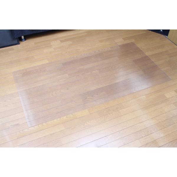 【商品概要】サイズ:(約)幅90cm×奥行180cm×厚さ1.5mm （大判サイズ）※多少の伸縮があります。材質:PVC 使用温度:(約)-10℃〜+80℃ ※床暖房でもご使用いただけます。クリアタイプだから床が透けて圧迫感も無く、ダイニン...