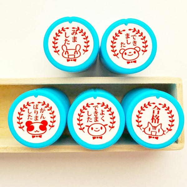 【商品概要】スタンプサイズ商品サイズ 　横３０mm×縦３０mm高４５mm 　（絵柄サイズ：19ｍｍｘ19ｍｍ）パッケージサイズ 　横161mm×縦40mmｘ高34mm【商品説明】桐の箱に入ったかわいい動物柄のご褒美はんこです。 先生スタンプ...