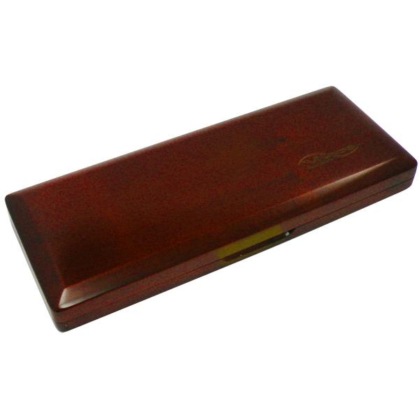 【商品概要】厳選された天然木材を使用した、高級感あふれる木製リードケース。マグネット式で開閉がしやすく、またしっかりとリードをガードしてくれる堅牢さも兼ね備えています。サイドには通気孔が施されており、ケース内が高湿度になりすぎないように工夫...