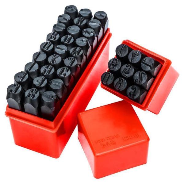 【商品概要】アルファベット26本＋1本、数字9本で合計36本のお得な打刻印セットです。数字の6と9は兼用で、アルファベット26文字の他に＆印がセットになっています。刻印サイズは、8mm。専用ケース付きです。ハンマーで叩くだけで、皮革や鉄、ア...