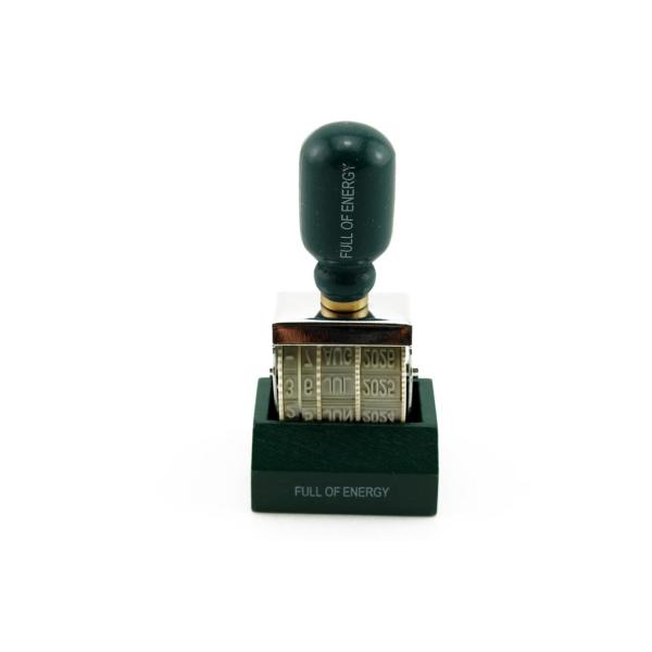 【商品概要】アンティーク レトロ調 木製日付スタンプ様々なインテリアに馴染むおしゃれな日付印です。年（2016〜2027年）月（英語表記）となっております。サイズ : 日付印本体 約8.5×3.2cm （台座込み 約9.2×4.4cm）重さ...