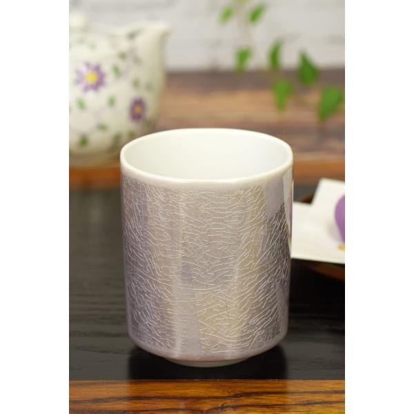 【商品概要】湯呑み サイズ：径7.7cm×高さ9cm【ギフトBOX仕様：専用化粧箱入り】生産国：日本（石川県）、素材：陶磁器（九谷焼）九谷焼の技法紹介：銀彩（Ginsai）言葉では表現しきれない至高の色。銀箔の上に透明釉や五彩の釉薬を塗り付...