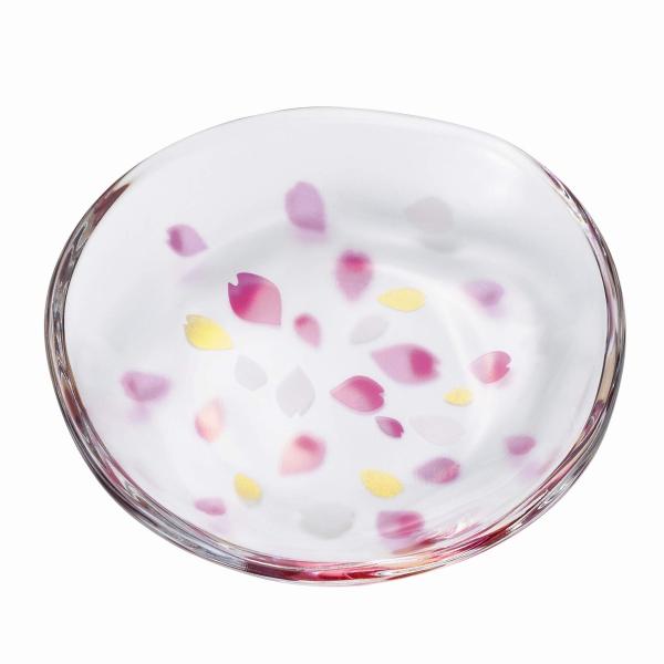 【商品概要】本体サイズ:最大径9(口径9)×高さ1.8cm本体重量:75g材質:ソーダガラス生産国:日本川面一面に舞う桜の花びらをひとひらひとひら描き写した春色のグラスウェア「日本のさくら名所100選」に選ばれている愛知県五条川の桜並木をイ...