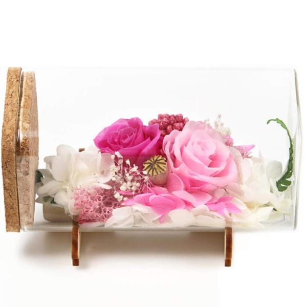 【商品概要】本体サイズ/幅12.5cm×高さ6cm×奥行き6cm（台座使用時高さ：8cm）ギフトボックスサイズ/幅15cm×奥行き8cm×高さ7.2cm材質/花：プリザーブドフラワー　蓋：コルク製　台座：木製　花/バラ2輪、あじさい、かすみ...
