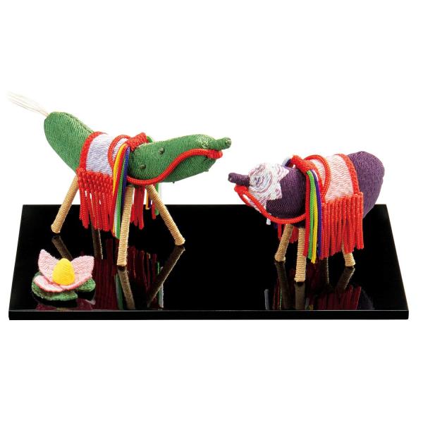【商品概要】【飾り付けサイズ】幅15×奥行9×高さ5(cm)【各サイズ】牛：幅2.5〜3×奥行6.5〜7×高さ4.5(cm)、馬：幅2.5〜3×奥行10×高さ4.5(cm)、蓮の花：幅2.5×奥行2.5×高さ1.5(cm)【材質】ちりめん/...