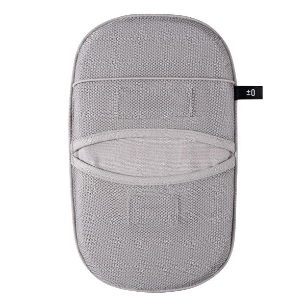 【商品概要】【ブランド】±0 / プラスマイナスゼロ　【重さ】約70g【サイズ】(約)幅14.5×奥行26×厚み2cm 折り畳み時：(約)幅14.5×奥行12.5×厚み7cm　【耐熱温度】表面生地：200℃【素材】表面生地：綿 100％/メ...