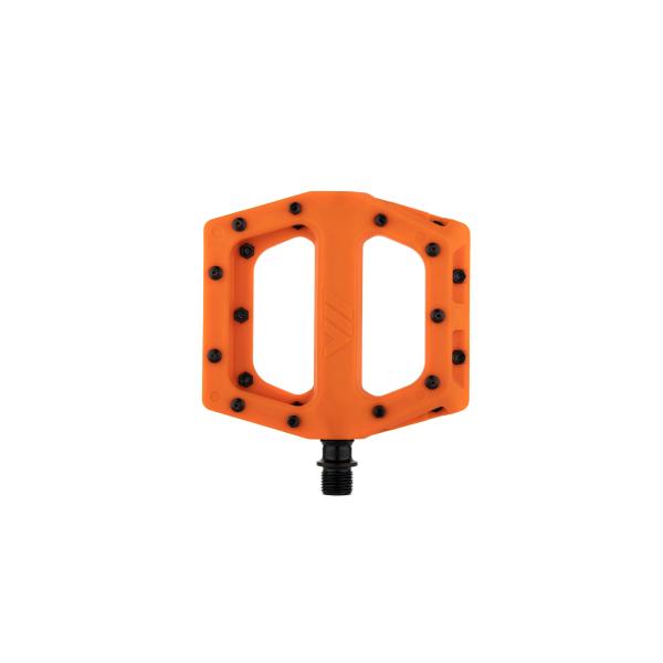 【商品概要】コストパフォーマンスに優れたペダル 人気の高いVAULT Pedalと同サイズのナイロン製ボディにスチールピンを組み合わせた、軽量で実用的なフラットペダルが登場しました。ナイロン製ボディを採用しながら、スチールピンは交換可能で、...