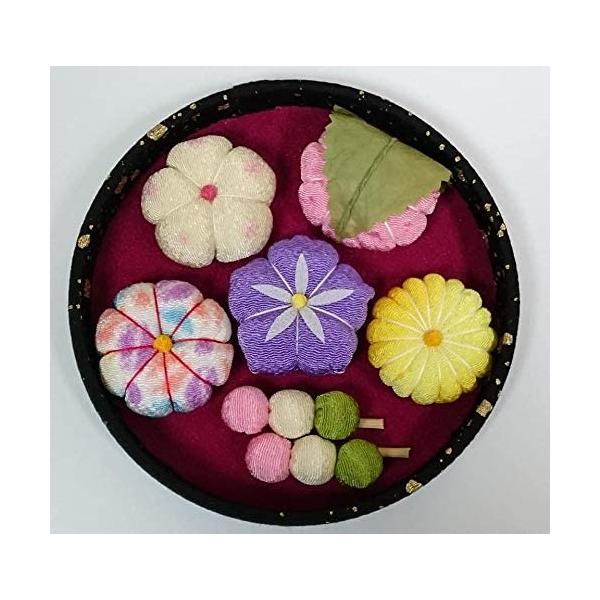 【商品概要】ちりめん細工の手芸キット。可愛い京都の生菓子を表現した飾りもの。直径１３cmの円形の和風インテリア。和の布と和の紙で、工作のように仕上げる立体細工です。クラフトタイムは120分。ゆっくり楽しめるちりめん細工です。簡単な手縫いの行...