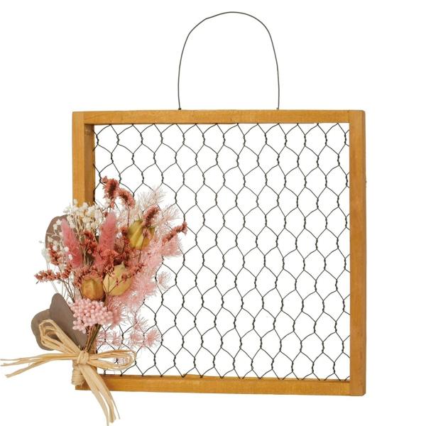 【商品概要】【人気のドライフラワーとフレームのセット】ドライフラワーとプリザーブドフラワーのブーケと自由に使えるメッシュフレームのセットです。【イメージ】かわいいピンクのブーケの横には2人で作ったビーズアクセサリー。 甘くナチュラルなピンク...