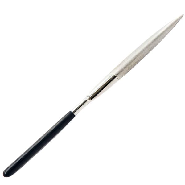 【商品概要】【金継ぎに使用するやすり】金継ぎの最初のステップで、割れた陶器の断面の角を取る「面取り」と呼ばれる作業をすると、金継ぎがよりきれいに仕上がります。オールカラーで写真入りの、面取りダイヤモンドやすりの使い方説明書付き。【手早く出来...