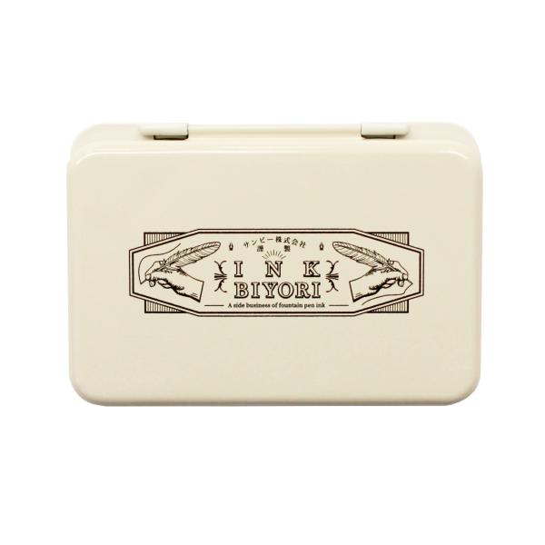 【商品概要】【材質】ブリキ・PP・ウレタンスポンジ【その他】インク沼にはまった方にオススメの無地パッドスタンプ台。自分の好きな色のインクでスタンプを捺せます。どんなインクでも使用可能です。【サイズ】W70×D102×H14mm【INK BI...