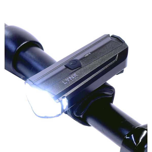 【商品概要】【MAX700ルーメン・とても明るい】 LYNX LX-129Pは充電式のコンパクトなヘッドライトです。ブラケットは工具不要で取付け・取り外しが簡単、幅広いハンドル径に対応できるシリコンブラケットを使用。ブラケットは360度回転...