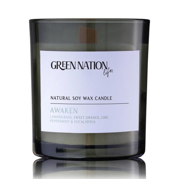 【商品概要】自然の贅沢な香りと炎の揺らぎで心地よいリラックスタイムを。100％ピュアソイワックス、100％ピュアエッセンシャルオイル配合。エキゾチックなレモングラスとライム、フレッシュでクールなペパーミントとユーカリの完璧なバランスがスッキ...