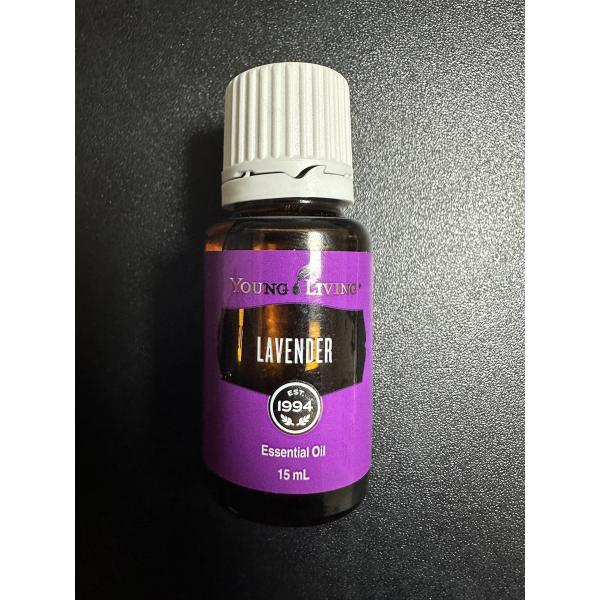 【商品概要】【商品説明】ラベンダー エッセンシャルオイル 15ml ヤングリビング Young Living <br> ＜使用方法＞ <br>V6などのキャリアオイルを塗った後に塗布してください。1日3回、1回1時間...