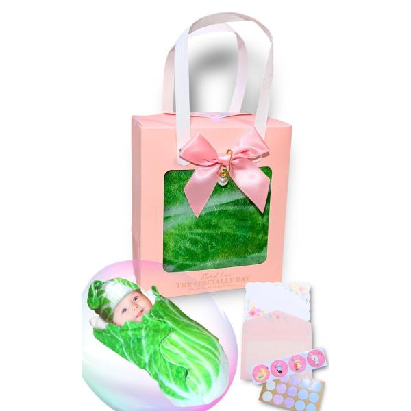 【商品概要】この度、お客様のご要望にお応えして、プレゼント用をご用意いたしました。ボックスサイズ18cm×16.5cm　白菜のおくるみと帽子付　メッセージカード2枚入り。あなたの愛の詰まったかわいい贈り物でママと赤ちゃんを喜ばせてください。...