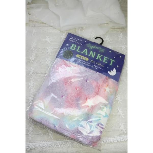 【商品概要】日光や蛍光灯の光を10〜15分ほど当てると、暗いところで柄が幻想的に光ります【商品説明】【商品詳細】ブランド：丸和貿易(Maruwa Trade)商品種別：ホーム＆キッチン商品名：丸和貿易 グローブランケット レインボーユニコー...