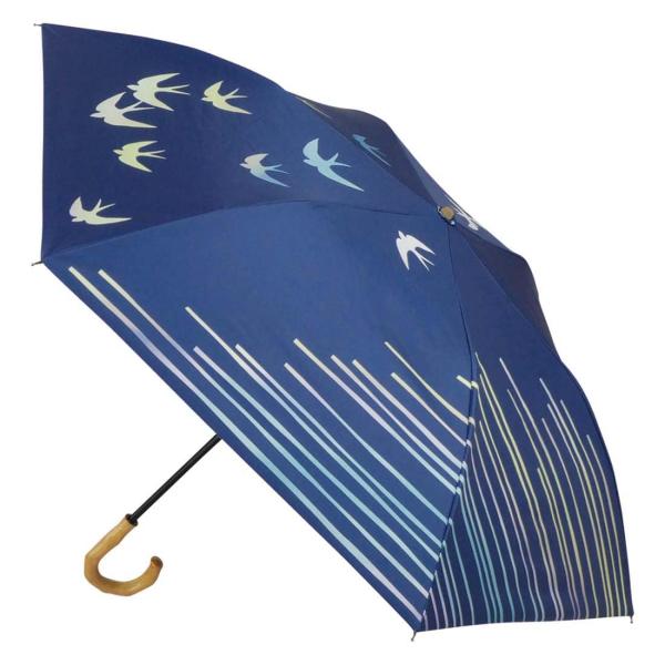 【商品概要】上品な２段折りたたみです。ウッドの持ち手も手に馴染みやすいかたちです。晴雨兼用、遮光99.99%、UVカット率99.9%素材：ポリエステル/裏面ブラックPUコーティング原産国：中国親骨サイズ：50cm 開傘時直径：90cm【商品...