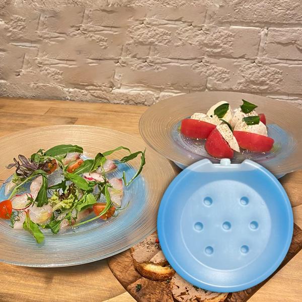 【商品概要】あらかじめ家庭用冷蔵庫のフリーザーで8時間以上凍らせ、お皿の下に敷いてご使用ください。 ・ご使用後はまた家庭用冷凍庫のフリーザーに戻して凍らせてください。適合するお皿の目安（※直径25センチ程度までの丸皿。陶磁器・金属・ガラス・...