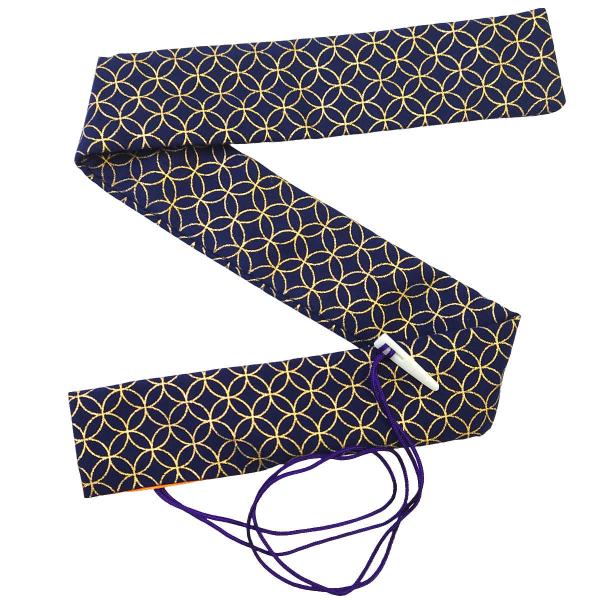 横笛用の笛袋ですすべて国産の手作りですので数に限りがございます。また、生地の縫い方により柄も画像と位置が異なる場合もございます。量産の笛袋と違い一本一本丁寧に縫っています。＜ポイント＞・笛が取り出しやすいようにスリット入りです（重要！）・ヒ...