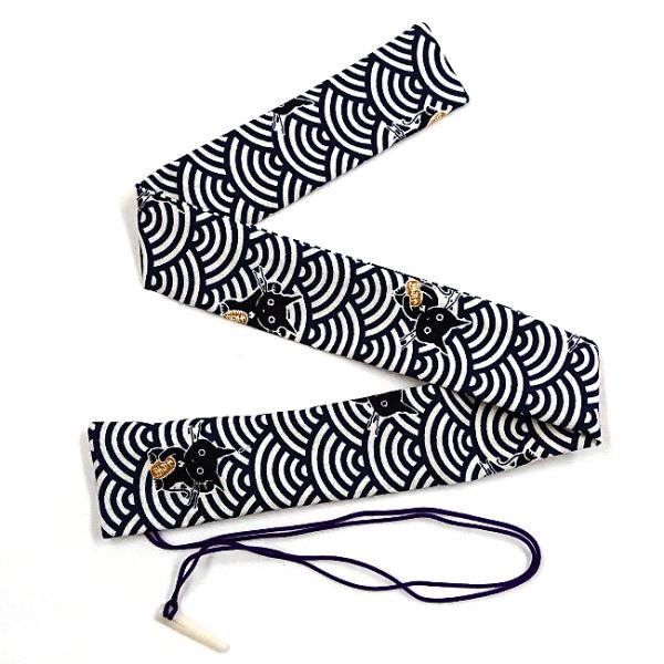 横笛用の笛袋です すべて国産の手作りですので数に限りがございます。また、生地の縫い方により柄も画像と位置が異なる場合もございます。 量産の笛袋と違い一本一本丁寧に縫っています。 大きめの笛袋になります。こちらの笛袋の適合サイズは篠笛の【五本...