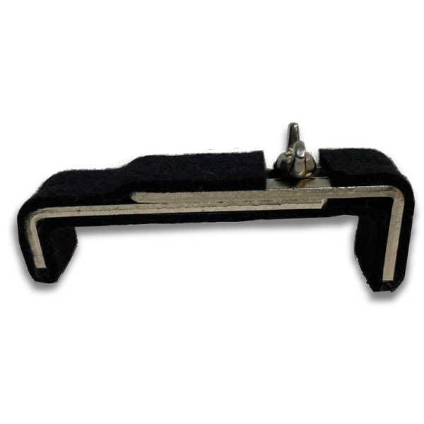 グランドピアノの蓋落下防止グランドピアノ用ゆびづめ防止「コティール」コティールは、グランドピアノの鍵盤蓋を固定するためのアイテム、ツール、商品です！グランドピアノの鍵盤を写真のように固定することで・手を挟む危険性を回避・鍵盤蓋の隙間へ鉛筆な...