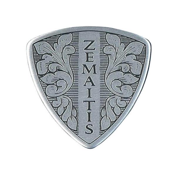 メタルフロントのデザインを基にしたこのピックは、スタンダードなセルロイドのピックに蒸着フィルムを圧着させることで、メタルフロント・ギターの重厚な質感を再現しています。表はリーフスクロールにバーティカルロゴを、裏はヘッドプレートのデザインをピ...