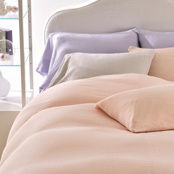 水洗いでくしゅくしゅと仕上げたコットンガーゼ生地に、シアバター保湿加工をプラスしました。ムースのようにしっとりふわふわ柔らかく、洗うたびに味わいのある風合いとなります。程よい通気性と保湿性があり、年間を通して快適な使い心地です。------...