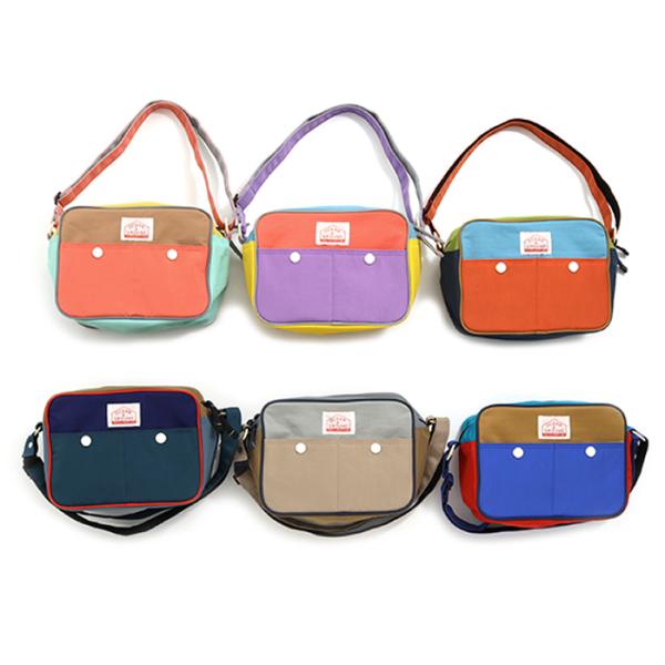 軽くて丈夫なナイロン素材で、男の子も女の子も選べる豊富なカラー展開とパイピング等に用いたおしゃれな配色使いがポイント。フロントにはアクセントにもなっているスナップボタンで留められるフロントポケットが二つついています。ダブルファスナー、外ポケ...