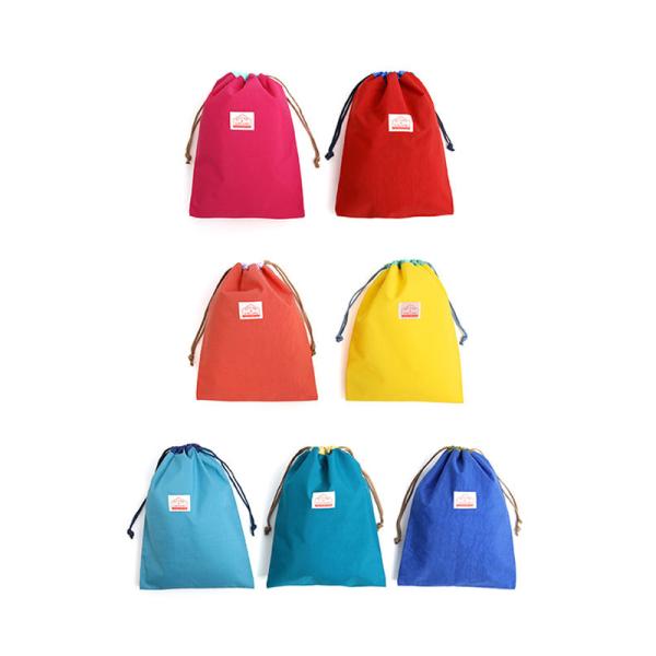 入園準備にお役たちのオーシャンアンドグラウンド巾着袋です。素材は丈夫なナイロン素材で、汚れを気にせず使えるのが嬉しいポイント。 お着替え用の服や体操服などの持ち運びにピッタリの巾着袋です。カラー展開：ブルー(BL) グリーン(GR) ライト...