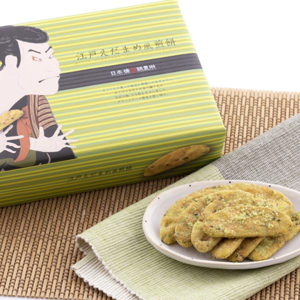 国内産うるち米100％使用。あらびき大豆を生地に練り込み焼き上げた後、大豆の粉・きなことグリンピース粉末をまぶしました。ほんのり甘く程良い塩加減が懐かしい味わいです。畑でふっくらと実った枝豆をイメージした形のお煎餅になっています。江戸えだま...