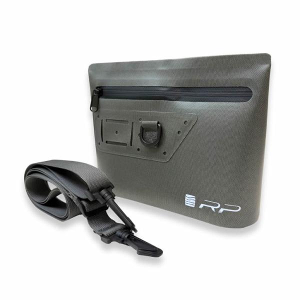 【発売日：2026年03月06日】[商品情報]ウェーディング中の動作を妨げず、貴重品を水から守る。ウェーディングドライポーチは、川に立ち込む釣り人のために設計された防水ポーチです。本体素材には840D ダブルサイドTPUコーティングを採用。...