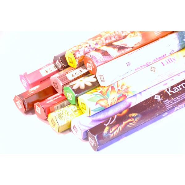 外箱にダメージがある場合があります。1箱約20本入りx6箱（約120本）燃焼時間： 30〜35分寸法: 3 x 6 x 25.5cm保管:香りと品質を保つため、お線香は直射日光や湿気を避け、涼しく乾燥した場所に保管してください。可燃性の場所...