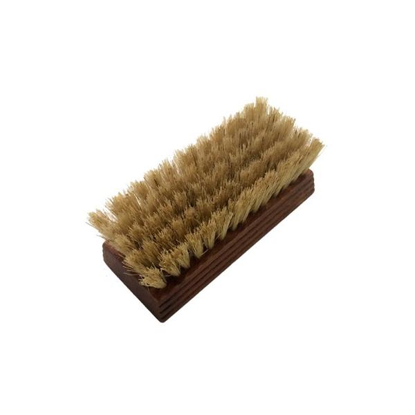 商品説明●梯形で持ちやすい、手の平サイズの溝付き豚毛100％ブラシです。●旅行や出張の際など、携帯に便利！■サイズ8.6（横）　×　3.8（縦）　×持ちて部分　1.6（高さ）cm毛長　2.0cm