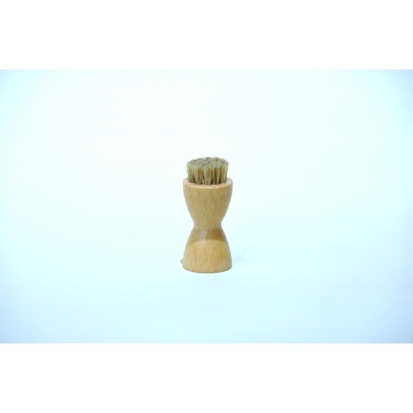 原産国ドイツ用途スニーカーの汚れ落とし専用ブラシ毛を短くすることによってコシをもたせ、洗浄能力を向上することができます。M.Mowbray スポーツ スニーカー泡クリーナーといっしょに使用すると効果的です。ブラシの柄の部分を平にすることによ...