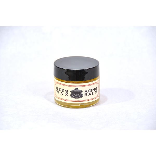 原産国フランス容量50mlオイルドレザー製品の皮革製品全般に使用可能な、純度の高い天然の蜜蝋（ビーズワックス）を配合した栄養・保湿オイルバームです。革本来の自然なツヤ感に仕上げることに加え、香りも蜜蝋配合クリーム特有の香りのよさも特徴です。...