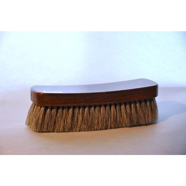 ・靴のホコリ落としに・ジャケットにも使いやすい大サイズ！・持ちやすい柄の角度。自然な動きでブラッシングできます！・馬毛がギュッと隙間なく埋め込まれたブラシはホコリ落としに最適！・汚れ（泥、ホコリ等）の払い落とし→柔らかい毛（毛先の細い毛）が...