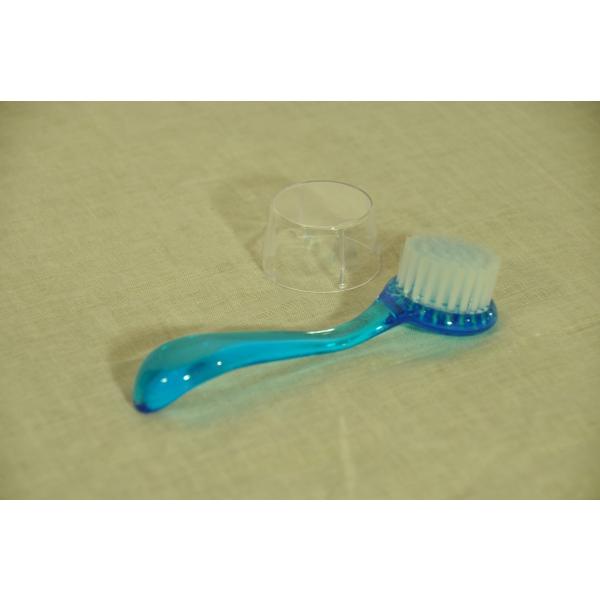 サドルソープやスエードシャンプーで靴の水洗いをする際に、細かい部分はスポンジでは洗いづらいとの声をいただき、、、、そこで新発売！！！水洗い専用「クリーニングブラシ」をぜひお試しください！洗いづらい靴のメダリオン部分やコバの間なども簡単にブラ...