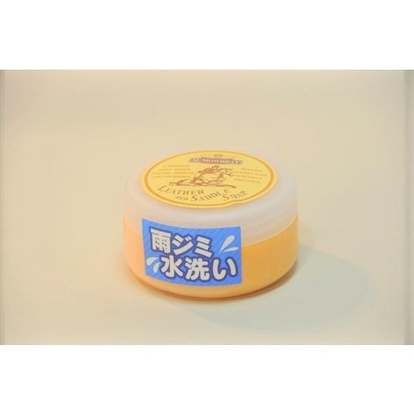 皮革の柔軟性を保つための成分を含んでいるので、通常は乾燥すると硬く仕上がる皮革もしっとりソフトに仕上がります！■用途：スムースレザー（一般的な表革）の靴、パンプス、ブーツ、スニーカーや馬具など　■タイプ：ボトル　■容量：125ml　■原産国...