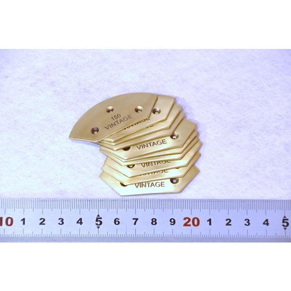 プロテクター金具、5足分とビス約50個セット商品詳細製造国:台湾製材　質:スチール仕　上:黄銅メッキサイズ:幅55mm 高さ25.5mm厚　み:1.5mm-------------------------------------------...