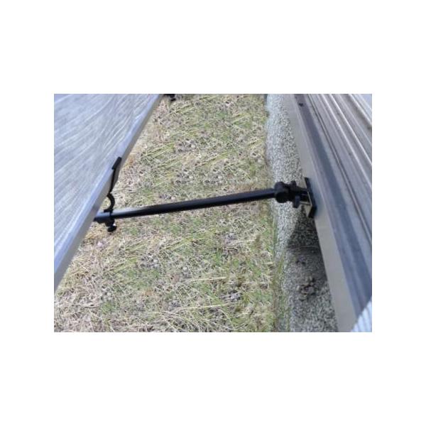 腰高窓などに最適ののクールブラインド【オプション品】下部ハンガーです。（一部取り付けできない窓がございますので下記取扱説明書の内容を御熟読いただきご購入下さい。）本体下部が固定できずゆらゆら揺れるのを抑制します。本体アーム部が上下１８０度角...