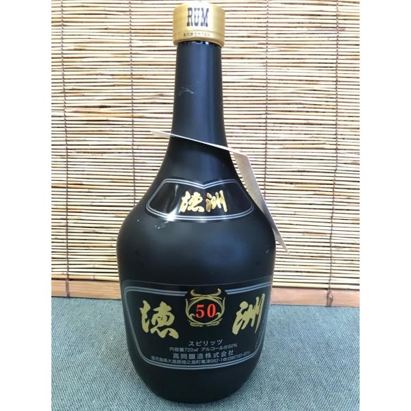 奄美諸島徳之島より黒糖を溶解した原料に、試験管の純粋酵母を加えて発酵させ、蒸留した高純度の純黒糖酒。黒糖のうまみを生かす天然酒高岡醸造  国産ラム酒　　720ml　　50度化粧箱入り  2023  11月
